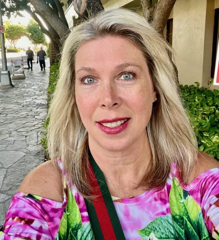 Jozette Smalarz - Straight Away Travel